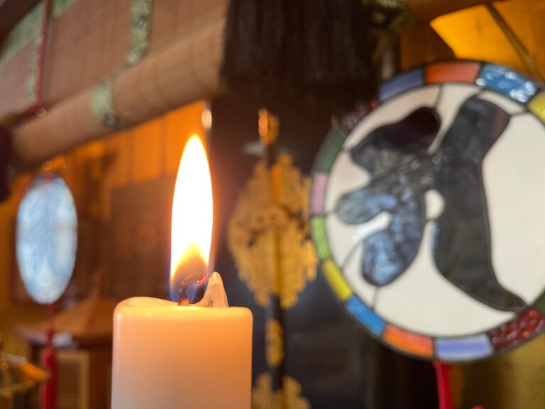 法事はめんどくさい？一周忌など法話は「幸せ」のためにある！ – 四十九日や一周忌の意義、お布施や喪服マナーは？【教えて！お坊さん】 – まいてら